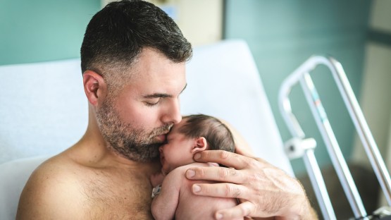 Skin-to-skin contact associated with brain changes in preterm infants ...