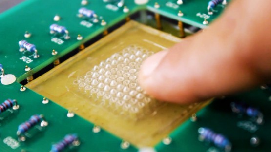 Tiny explosions, soft materials make onscreen braille more robust ...